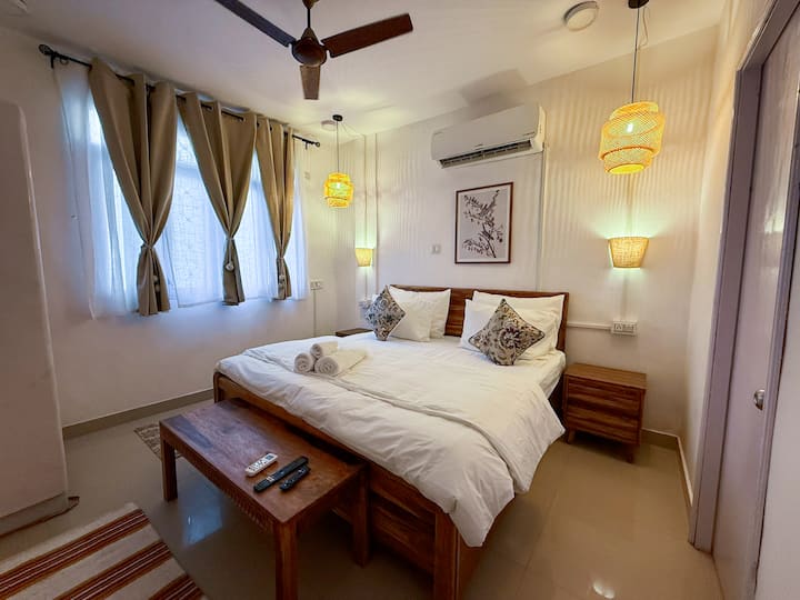 Sparrow: Cozynest Room W/ King Bed, 43” Tv | Saket - Delhi, India