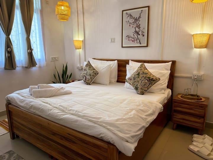 Sparrow: Cozynest Room W/ King Bed, 43 Tv | Saket - New Delhi