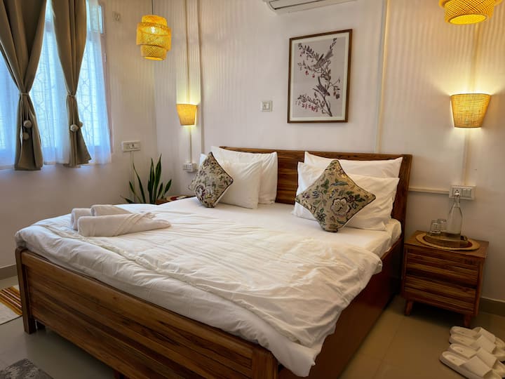 Sparrow: Cozynest Room W/ King Bed, 43” Tv | Saket - Delhi, India