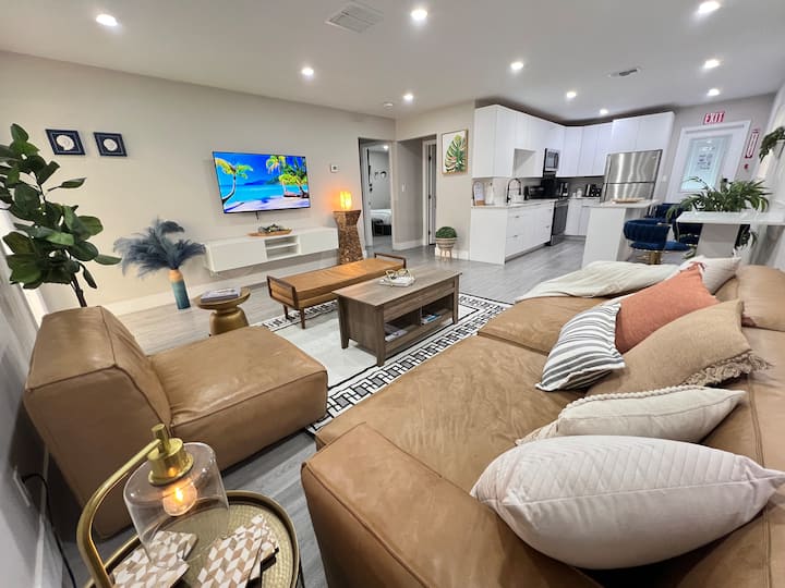 Stylish Retreat Near Beach Airport, Stadium & Port - Fort Lauderdale, FL