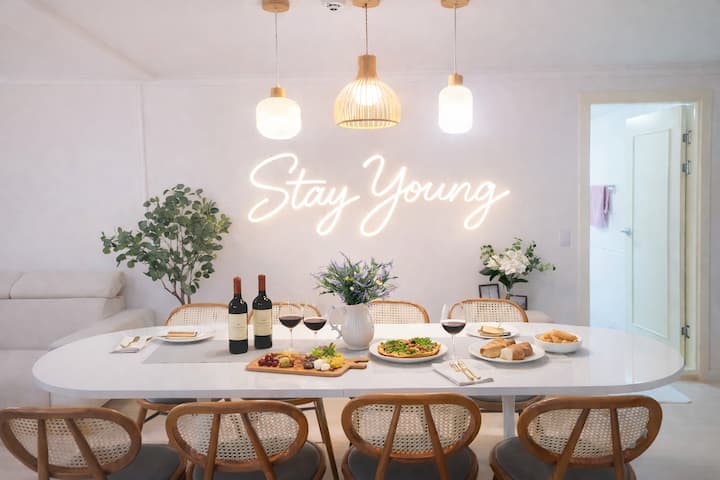 "4월오픈20%특가"
호텔급숙소32평 10인
무료주차2대
팔달문2분수원화성7분
행리단길9분 - 상현역