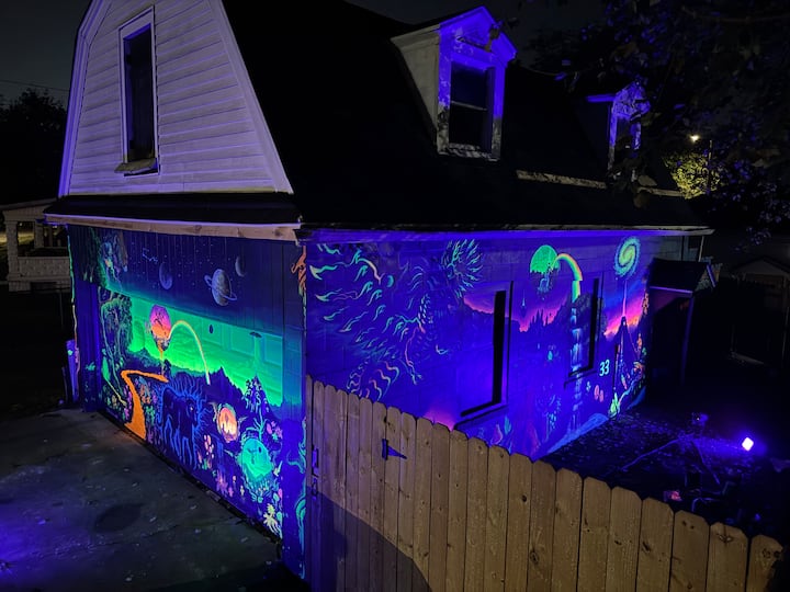 Neon Jungle Hideaway: 5 Mins To Churchill Downs - KFC Yum! Center