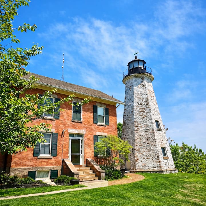 Beachside Rochester Retreat • Sleeps 8 - Rochester, NY