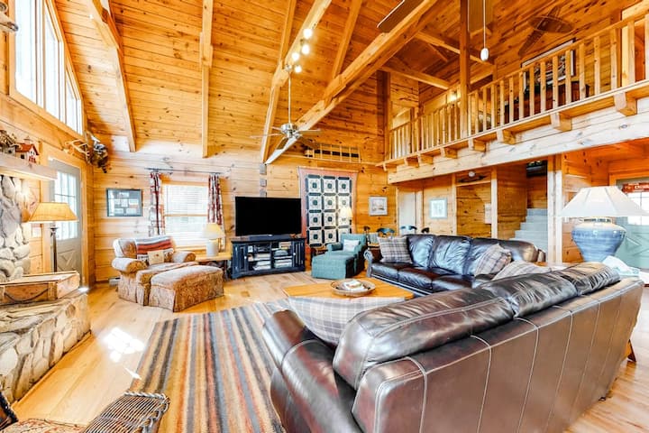 Secluded Cabin, Mountain Views, Fire Pit, Pool - Sylva, NC