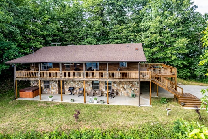 Mountain Getaway, Game Room, Hot Tub, Fireplace - Franklin, NC