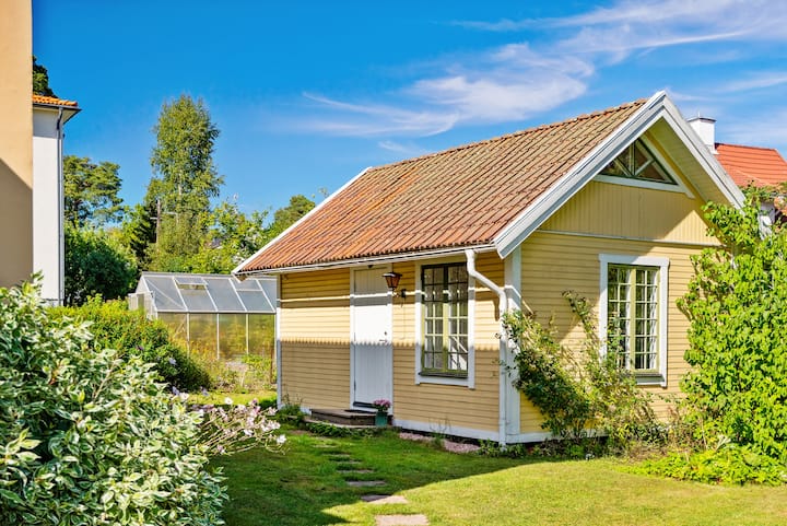 Charmig Stuga I Grönt Och Lugnt Område Nära Stan - Stockholm