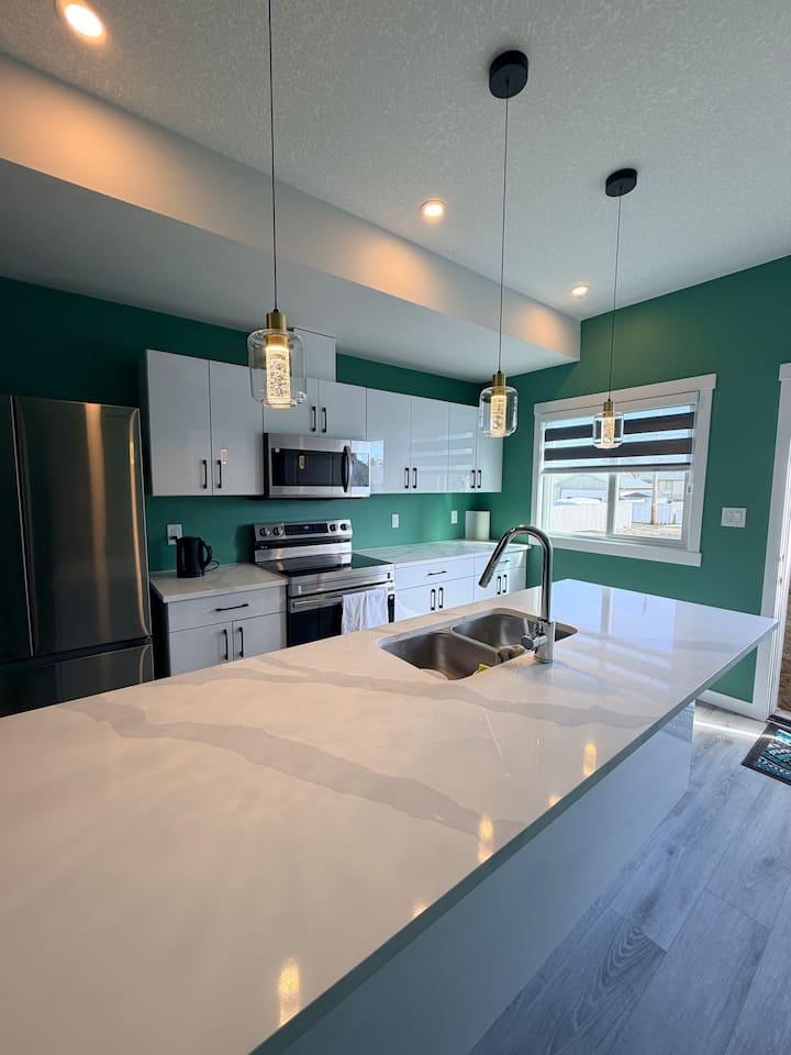 New Home West Ed, 10 Min To Wem, No Cleaning Fee - Edmonton
