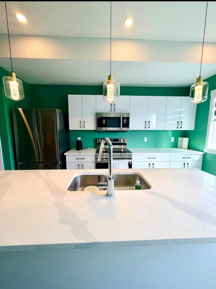 New Home West Ed, 5 Min To Wem, 15 Min Downtown - St. Albert