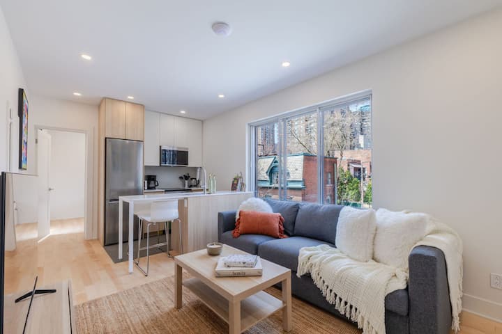 Chic Urban Escape – 2br Retreat Montreal Living - Montreal