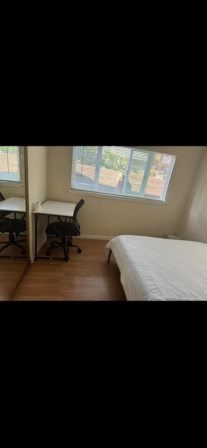 Quite And Bright Room Near Standard - Menlo Park, CA