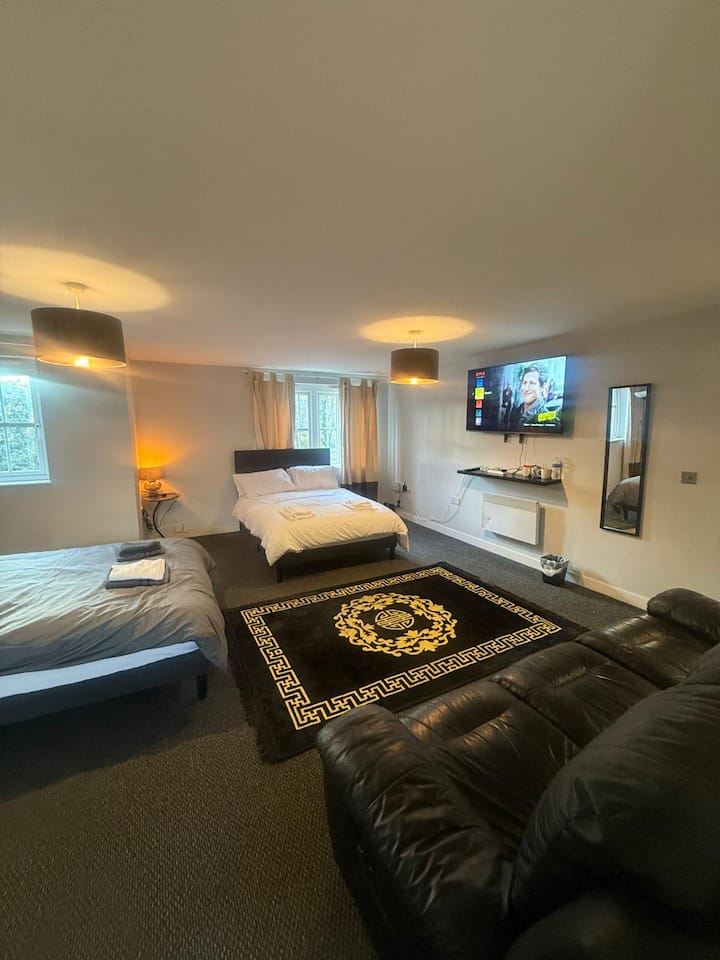 Flat By City Centre, Hospital And Train Station - West Midlands
