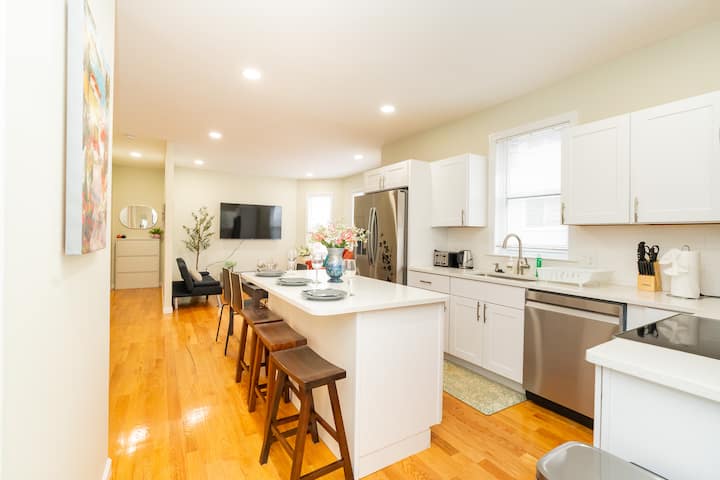 Cozy & Stylish 3br Apt W/ Parking Minutes Boston - Everett, MA