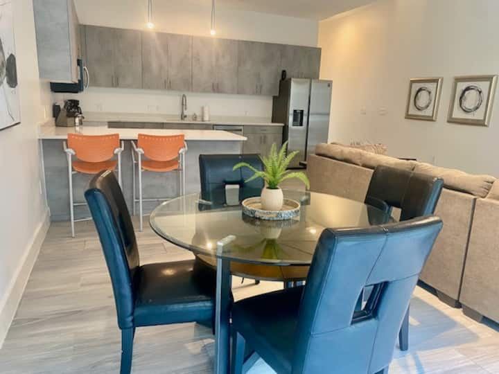 Cedars Cool: King Bed Stay Near Dt Dallas - Dallas, TX