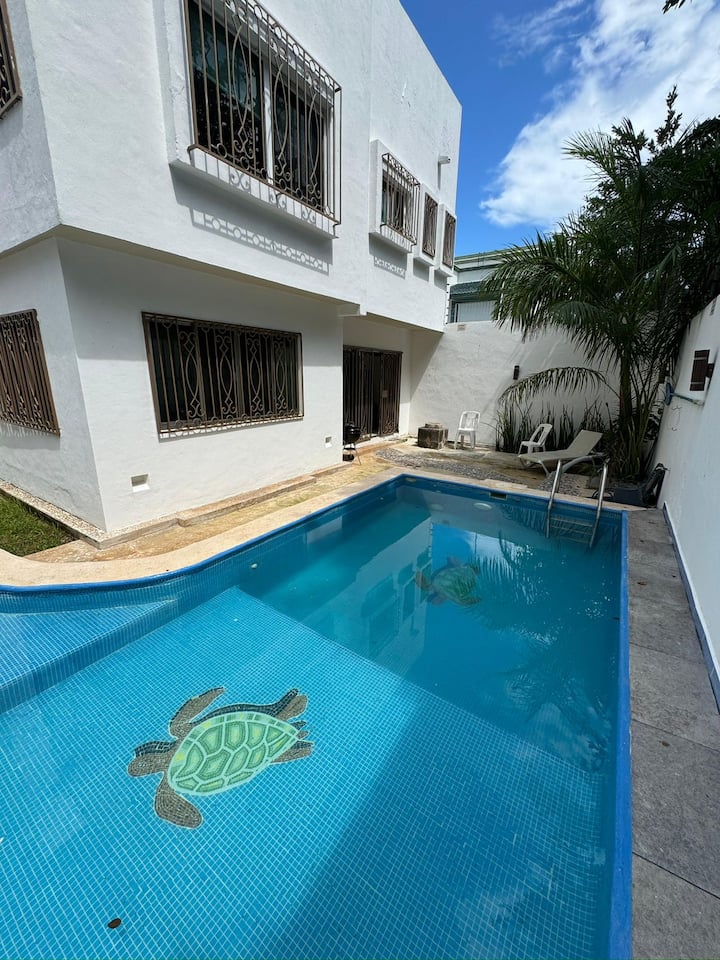 Casa Grande Con Alberca Y 5 Recamaras - Cancún