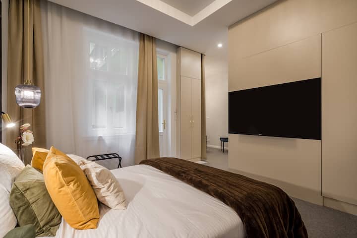 Hotel Serena Modern Deluxe Suite In Budapest - Budapest