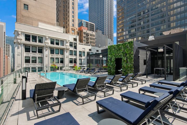 Loop Luxury Suite | Central Chicago - Dearborn Homes – Chicago