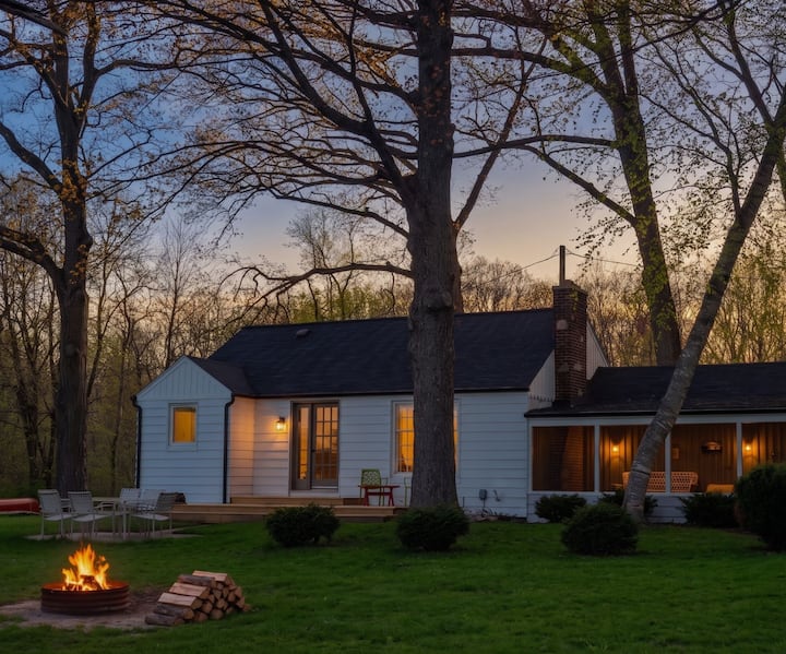 Charming Lakefront Cottage - Sleeps 9 - Maple Valley Township