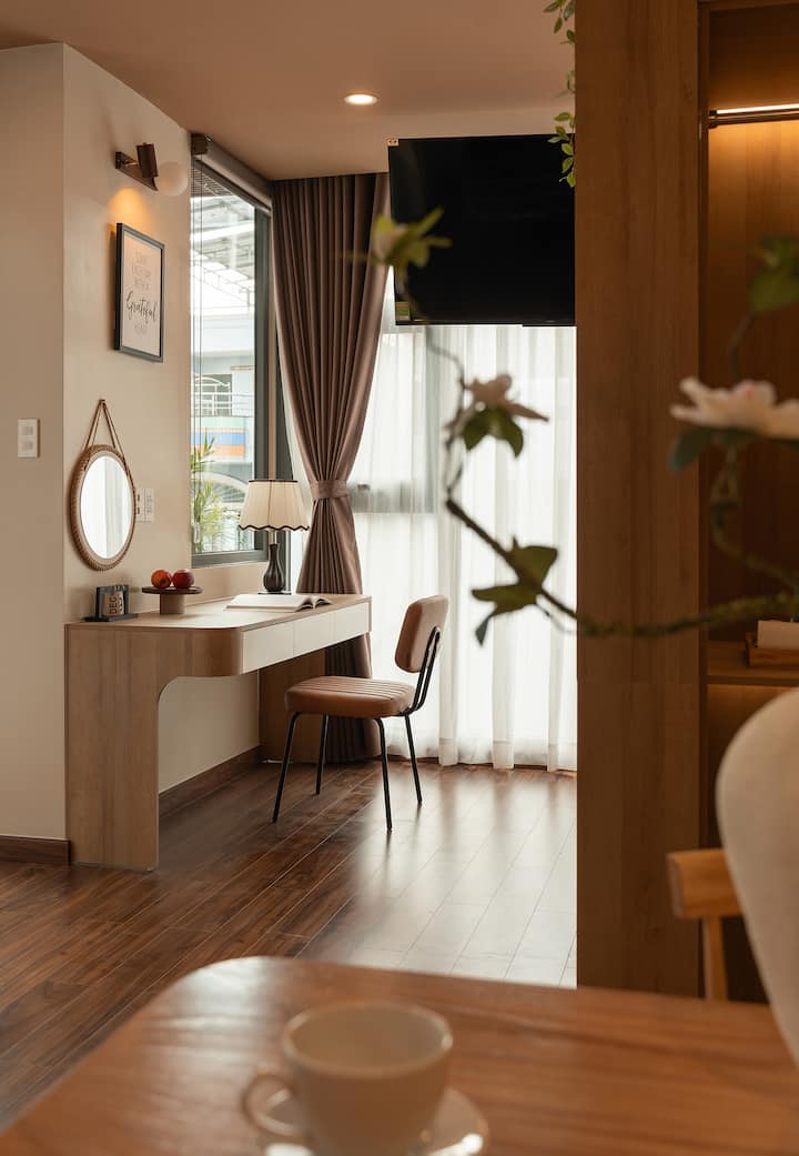 Elegant Balcony Studio • D1 Central • 5 Pax - Vietnam