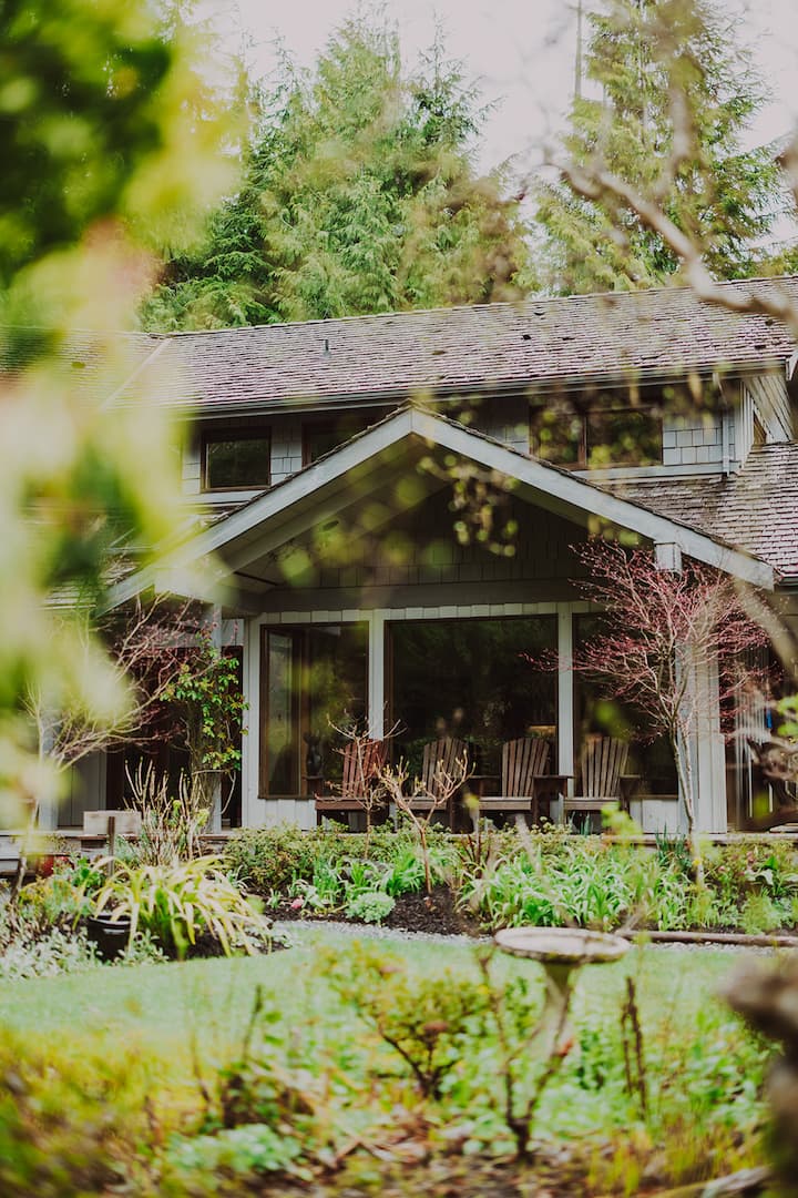 Steller's Jay Retreat - Tofino