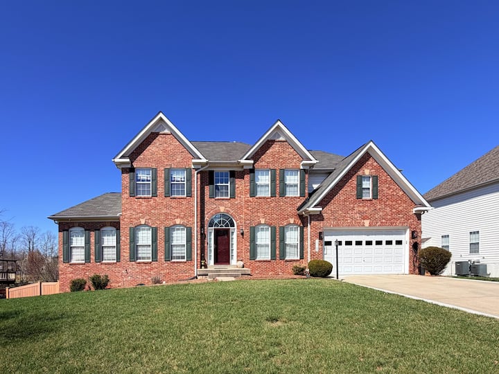 Spacious Modern Home With Private Yard & Games - Manassas, VA