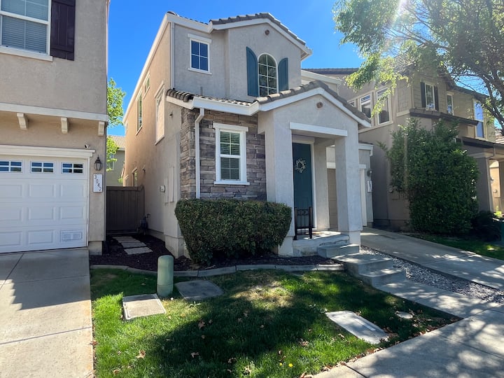 Perfectly Located Cozy & Bright 3br Near Midtown - Sacramento