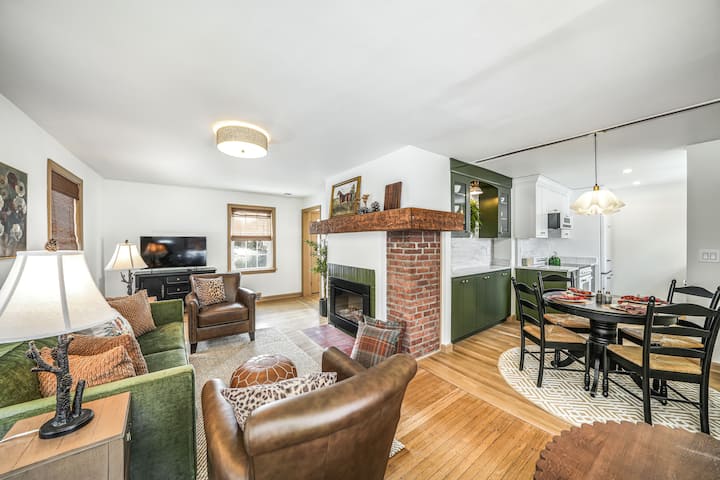 Fully Renovated Home From 1853 In Chagrin Falls. - Bainbridge, OH