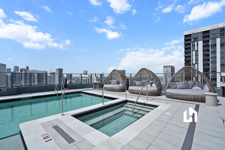 Chic Miami Condo With City Skyline Views & Gym - Miami, FL