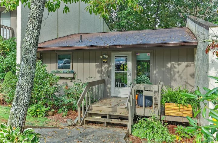 Cozy Condo In A Lakeside Community - Cashiers, NC
