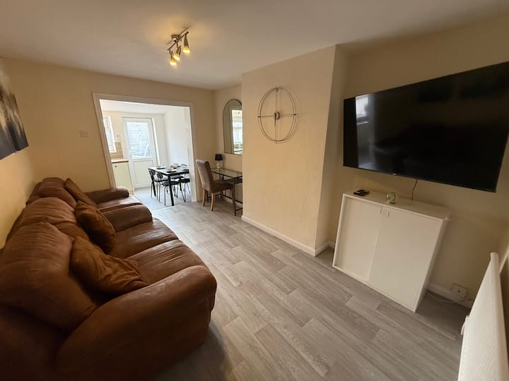 5 Bedroom Home In Filton - Brístol