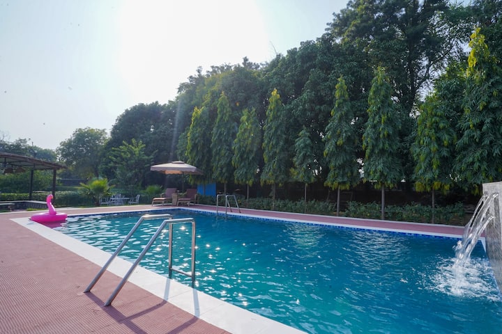 5br Modern Luxe Farm By Homezoned | Pool & Meals - 매니저