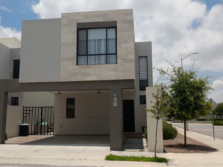Residencia Cómoda Y Privada Para 4 - Saltillo