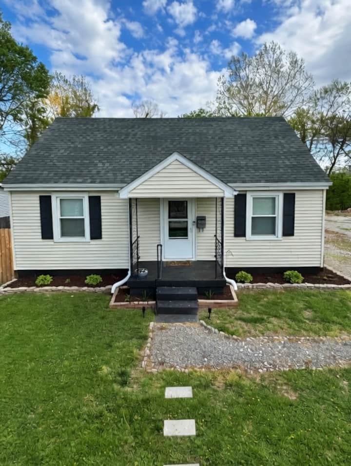 Backyard Birdie Bungalow - New Albany, IN