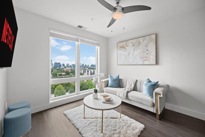 Luxury Highrise W/ City View *King Bed* - Atlanta