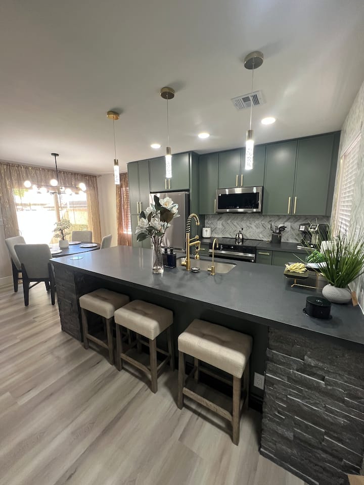 Modern Az Two King Beds Retreat! - Litchfield Park, AZ