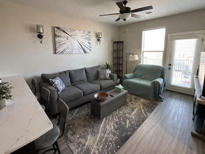 Downtown Lees Summit Apartment - Lee's Summit, MO