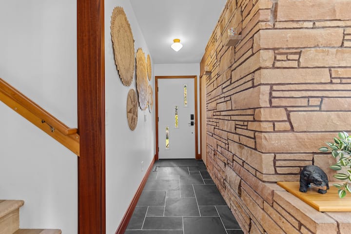 7th & Sea | Olympic Mid-century Scenic Getaway - Port Angeles, Washington