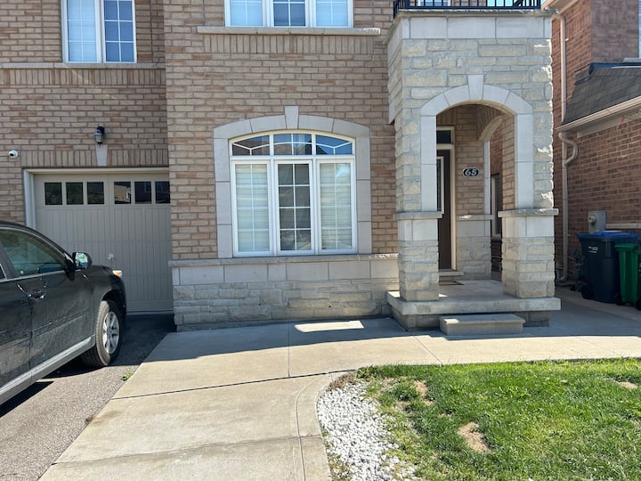 Cozy 2 Bedroom Clean Basement Apartment - Brampton