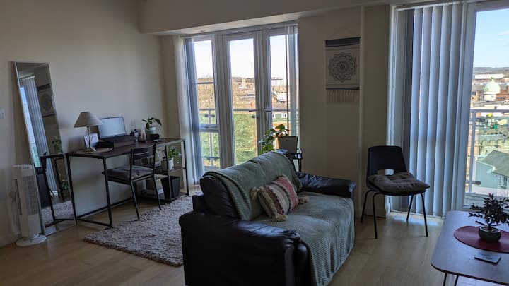 Central Apartment With Balcony & Parking - Derby, UK