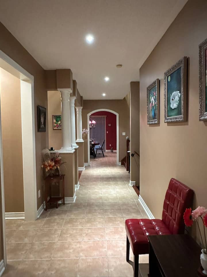 Charming 4br Stay In Aurora • Spacious & Private - Aurora