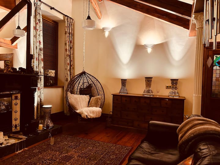 Elegant Historic Chapel Stay At Noddfa House - Merthyr Tydfil