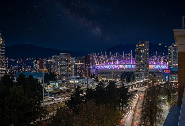 Modern 2br W/ Large Patio & Iconic Bc Place Views - Vancouver
