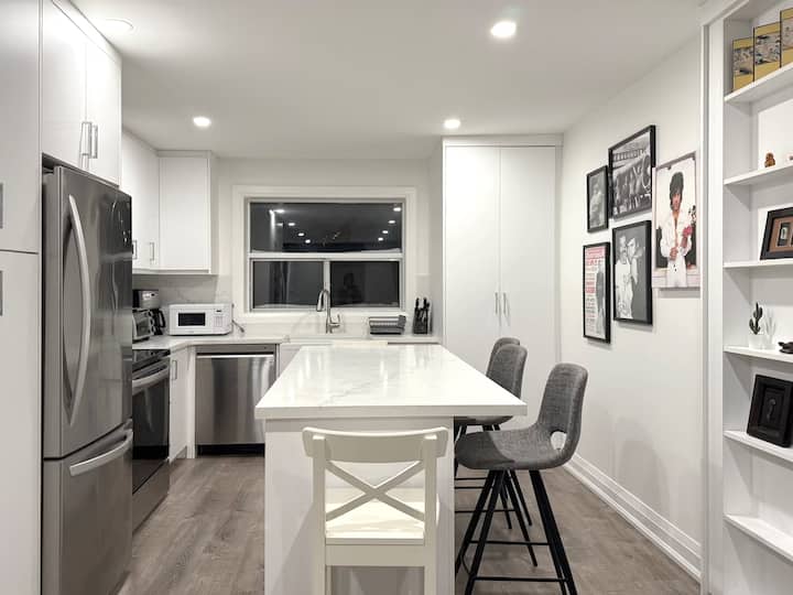 Modern Lakeside Apt — Mimico Go 5 Min Walk - Toronto