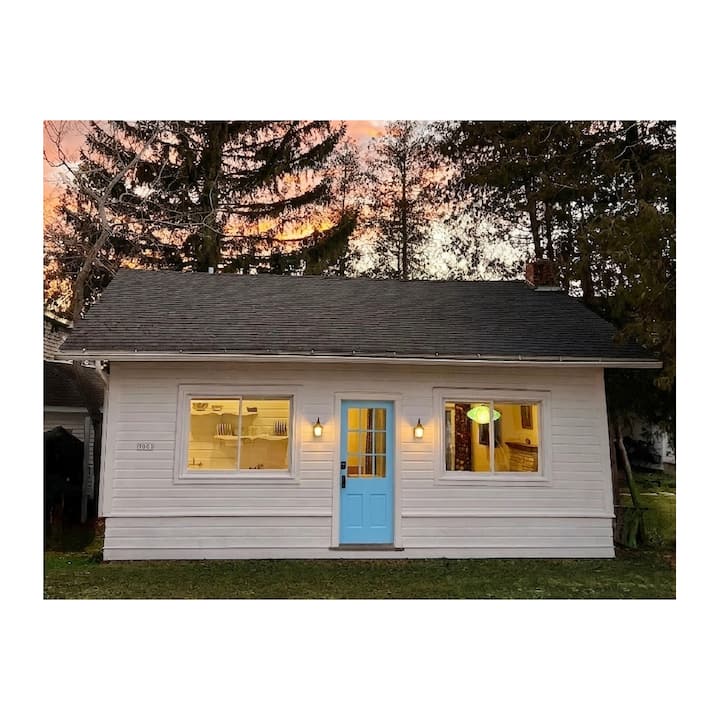 The Blue Cottage - Sister Bay, WI