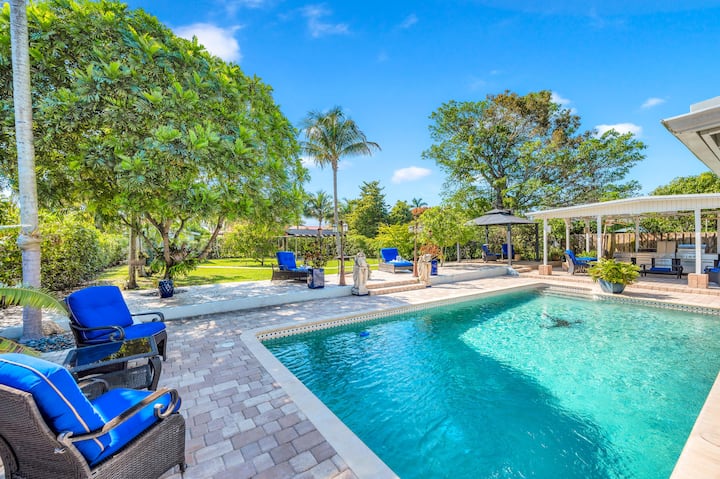 Spacious Tropical Pool Home Miami. 4/3. Sleeps 13. - Doral, FL