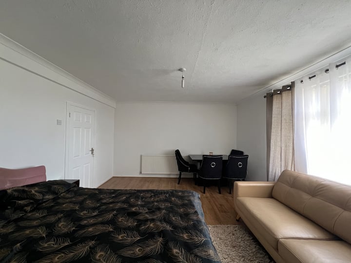 Large Double Room In Quiet 3-bed Flat - Maidstone