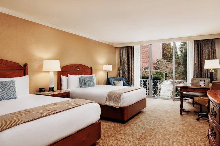 For Groups: Spacious Room With Pool Access - Salt Lake City, UT