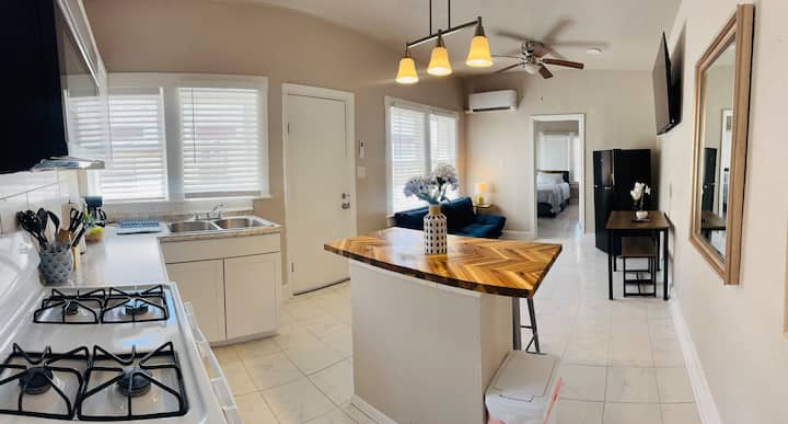 Central Comfort Suite With Balcony 2 Bed 1 Bath - El Paso, TX