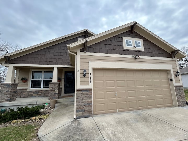 Brand New Bright House: 3bdrm, Sleeps 7 - Belton, MO