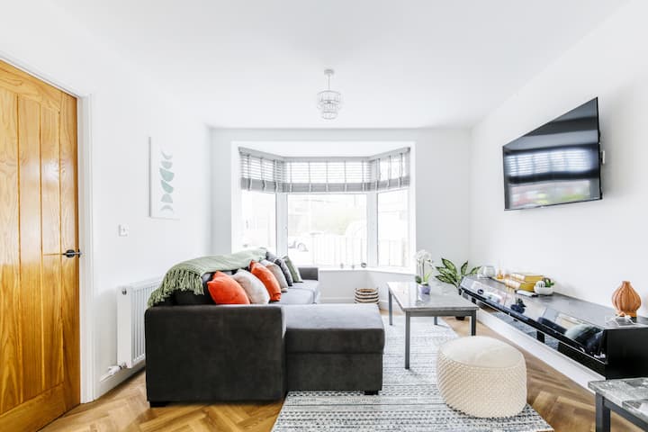 4br Home With Parking|near Heaton Park | Sleeps 10 - Bury