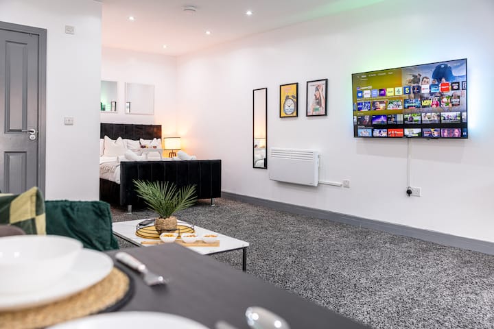 Lux Hideaway |Ambient Lighting| Smarttv| Free Park - Sandwell